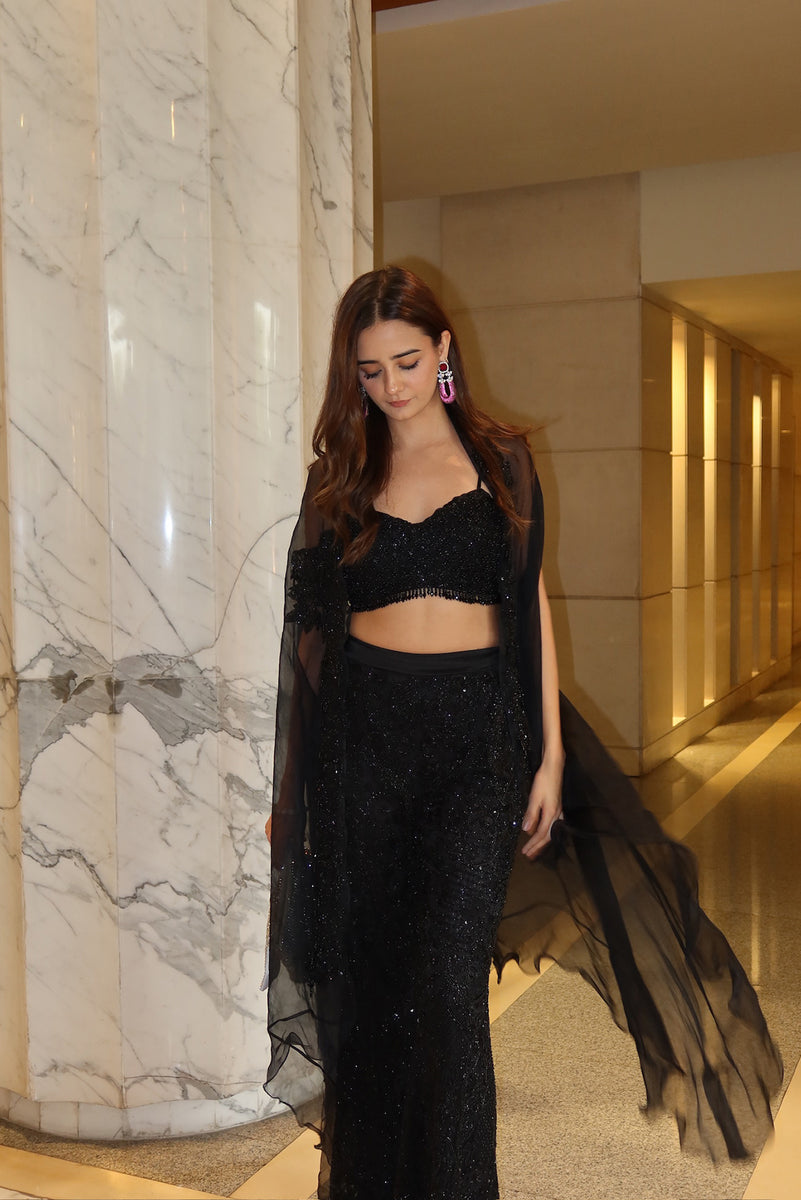 Anushka Mehra in Kiara – Awigna