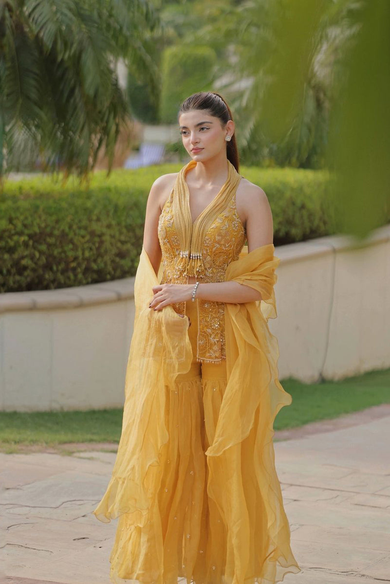 Llisha Kaur in Aurelia – Awigna